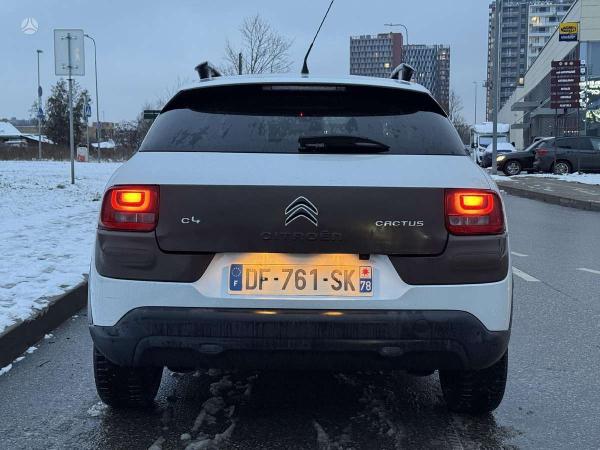 White Citroen C4 Cactus 2014 in Vilnius, with an engine capacity of 1.56 L and mileage of 247 thousand km for 6400 €, photo 3 on AUTOMOTO.COM.LV