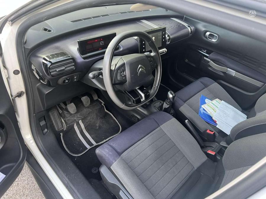 White Citroen C4 Cactus 2014 in Taurage, with an engine capacity of 1.20 L and mileage of 91 thousand km for 4500 €, photo 17 on AUTOMOTO.COM.LV