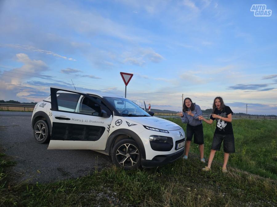 White Citroen C4 Cactus 2014 in Druskininkai, with an engine capacity of 1.20 L and mileage of 241 thousand km for 2900 €, photo 1 on AUTOMOTO.COM.LV