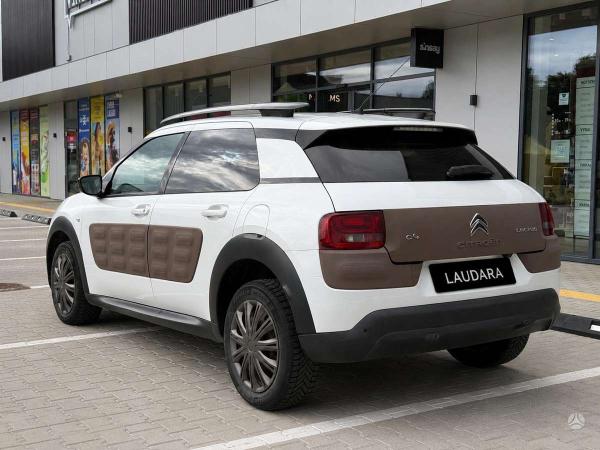 White Citroen C4 Cactus 2014 in Vilnius, with an engine capacity of 1.56 L and mileage of 247 thousand km for 6200 €, photo 3 on AUTOMOTO.COM.LV