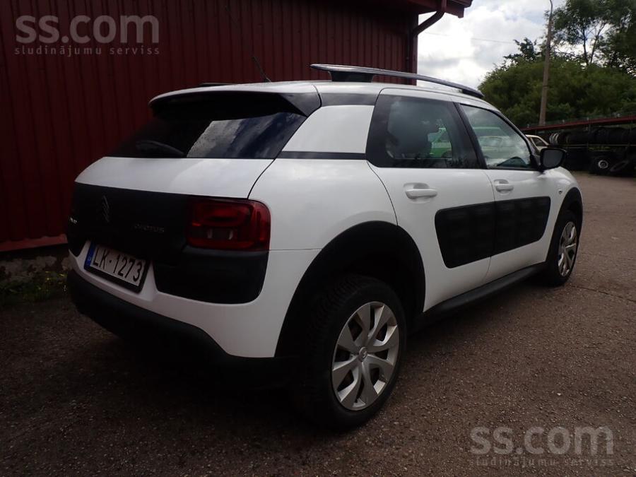 White Citroen C4 Cactus 2015 in Liepaja, with an engine capacity of 1.20 L and mileage of 149 thousand km for 4950 €, photo 3 on AUTOMOTO.COM.LV