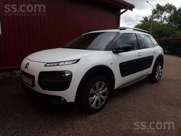 White Citroen C4 Cactus 2015 in Liepaja, with an engine capacity of 1.20 L and mileage of 149 thousand km for 4950 €, photo 4 on AUTOMOTO.COM.LV