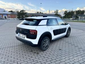 White Citroen C4 Cactus 2015 in Riga, with an engine capacity of 1.60 L and mileage of 347 thousand km for 2600 €, photo 5 on AUTOMOTO.COM.LV