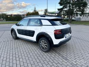 White Citroen C4 Cactus 2015 in Riga, with an engine capacity of 1.60 L and mileage of 347 thousand km for 2600 €, photo 6 on AUTOMOTO.COM.LV