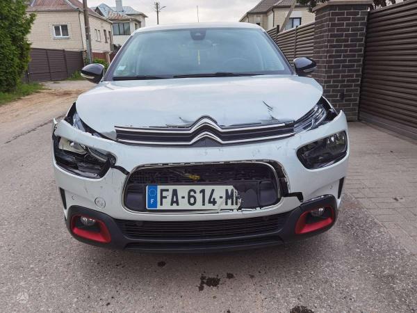 White Citroen C4 Cactus 2018 in Kaunas, with an engine capacity of 1.20 L and mileage of 119 thousand km for 5500 €, photo 8 on AUTOMOTO.COM.LV
