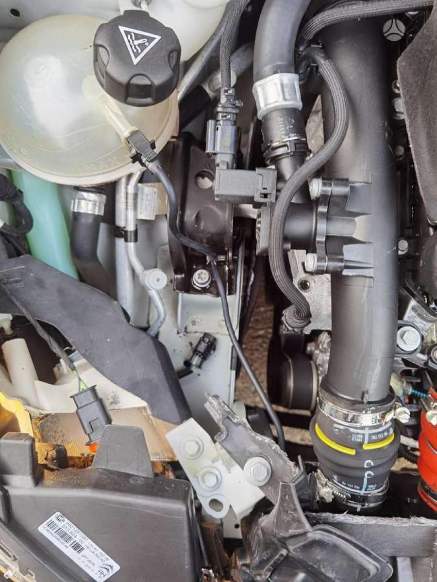 Balts Citroen C4 Cactus 2018 Kauņa, ar dzinēja tilpumu 1.20 L un nobraukumu 119 tūkst. km par 4900 €, foto 28 vietnē AUTOMOTO.COM.LV
