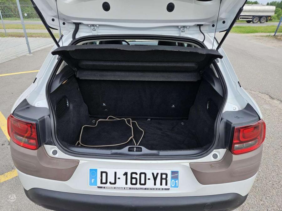 Balts Citroen C4 Cactus 2014 Tauragė, ar dzinēja tilpumu 1.20 L un nobraukumu 182 tūkst. km par 4300 €, foto 14 vietnē AUTOMOTO.COM.LV
