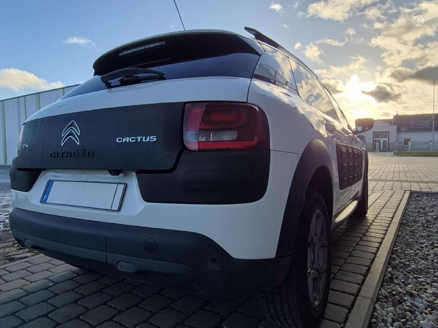 White Citroen C4 Cactus 2015 in Raseiniai, with an engine capacity of 1.20 L and mileage of 142 thousand km for 4999 €, photo 11 on AUTOMOTO.COM.LV