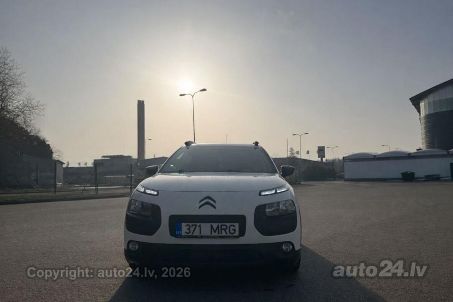 White Citroen C4 Cactus 2015 in Tallinn, with an engine capacity of 1.60 L and mileage of 197 thousand km for 7000 €, photo 8 on AUTOMOTO.COM.LV