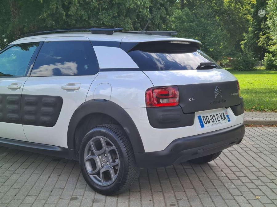 White Citroen C4 Cactus 2015 in Taurage, with an engine capacity of 1.20 L and mileage of 167 thousand km for 4300 €, photo 5 on AUTOMOTO.COM.LV