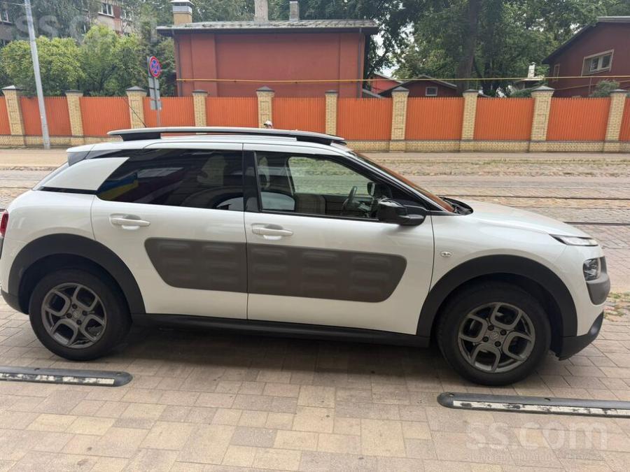 White Citroen C4 Cactus 2015 in Riga, with an engine capacity of 1.20 L and mileage of 247 thousand km for 5500 €, photo 4 on AUTOMOTO.COM.LV