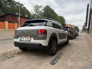 White Citroen C4 Cactus 2015 in Riga, with an engine capacity of 1.20 L and mileage of 247 thousand km for 5500 €, photo 5 on AUTOMOTO.COM.LV