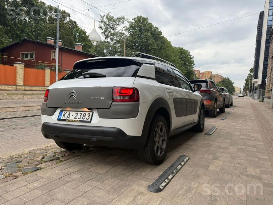 White Citroen C4 Cactus 2015 in Riga, with an engine capacity of 1.20 L and mileage of 247 thousand km for 5500 €, photo 5 on AUTOMOTO.COM.LV
