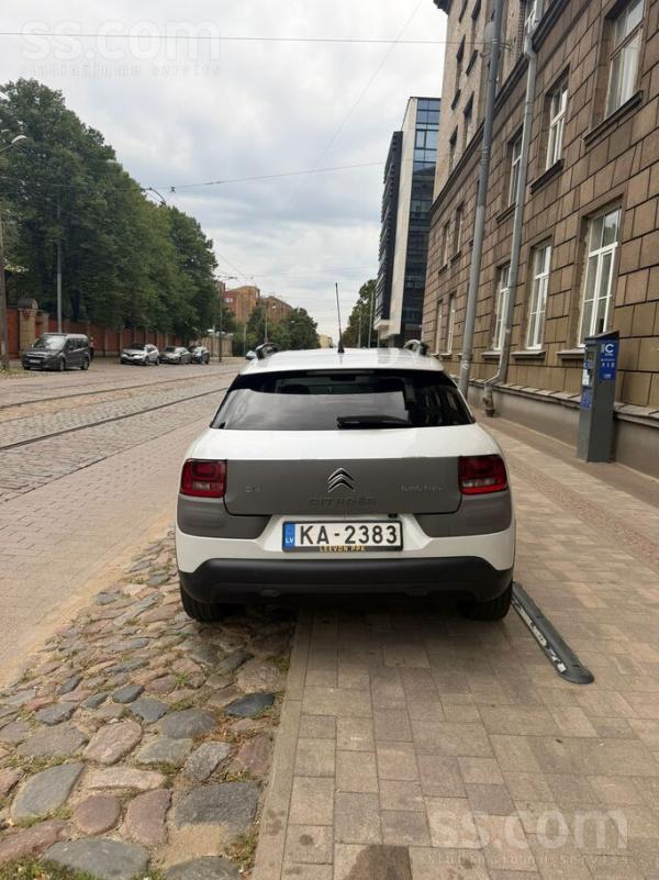Citroen C4 Cactus 2015 in Riga on AUTOMOTO.COM.LV White Citroen C4 Cactus 2015 in Riga, with an engine capacity of 1.20 L and mileage of 247 thousand km for 5500 β¬, photo 6 on AUTOMOTO.COM.LV