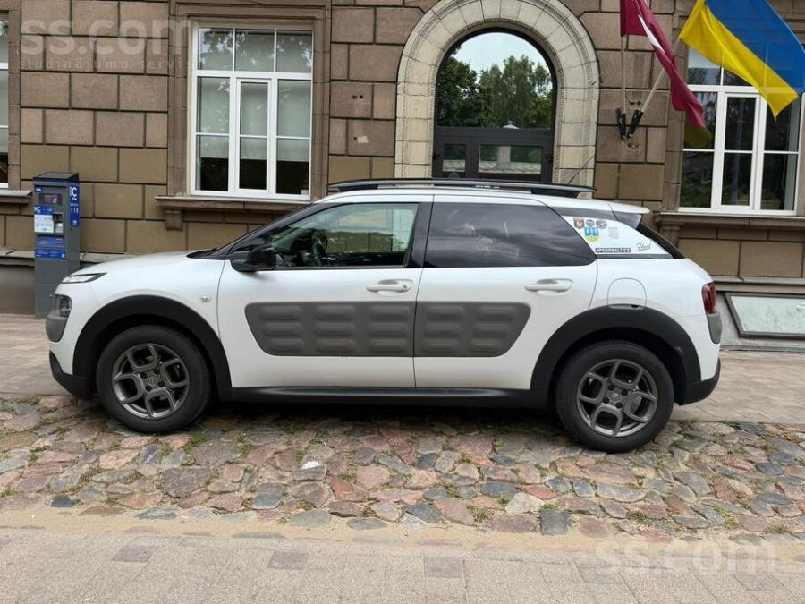White Citroen C4 Cactus 2015 in Riga, with an engine capacity of 1.20 L and mileage of 247 thousand km for 5500 €, photo 8 on AUTOMOTO.COM.LV