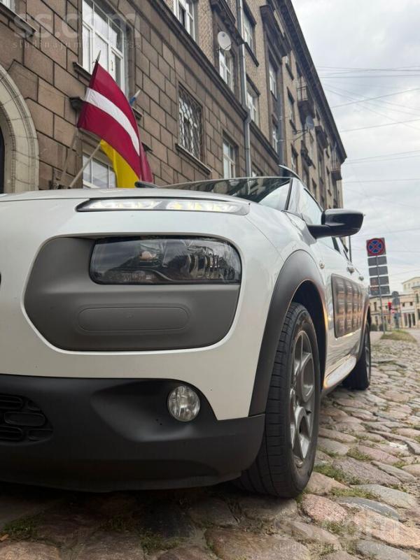 Citroen C4 Cactus 2015 in Riga on AUTOMOTO.COM.LV White Citroen C4 Cactus 2015 in Riga, with an engine capacity of 1.20 L and mileage of 247 thousand km for 5500 β¬, photo 9 on AUTOMOTO.COM.LV
