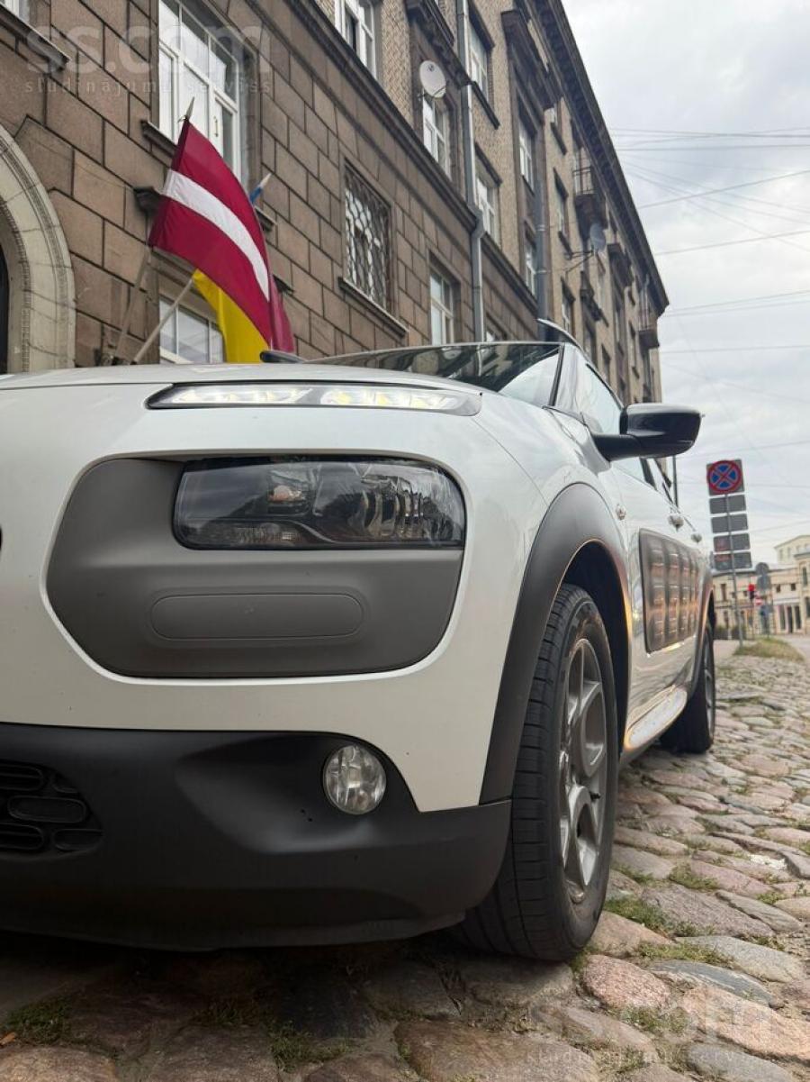 White Citroen C4 Cactus 2015 in Riga, with an engine capacity of 1.20 L and mileage of 247 thousand km for 5500 €, photo 9 on AUTOMOTO.COM.LV