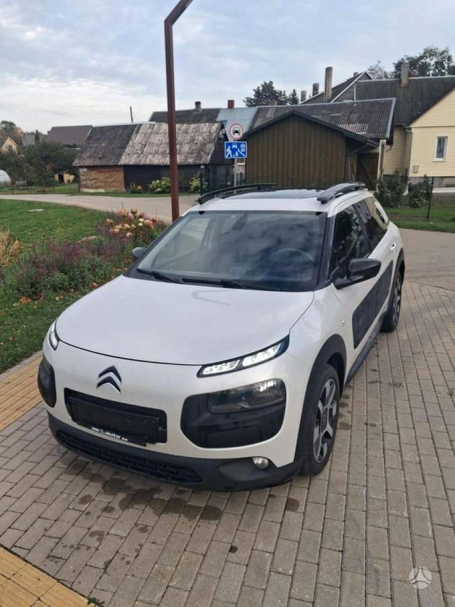 White Citroen C4 Cactus 2015 in Raseiniai, with an engine capacity of 1.56 L and mileage of 136 thousand km for 4300 €, photo 5 on AUTOMOTO.COM.LV