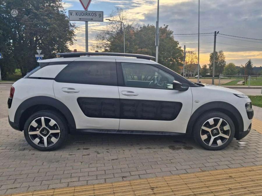 White Citroen C4 Cactus 2015 in Raseiniai, with an engine capacity of 1.56 L and mileage of 136 thousand km for 4300 €, photo 6 on AUTOMOTO.COM.LV