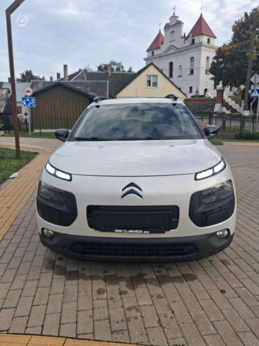 White Citroen C4 Cactus 2015 in Raseiniai, with an engine capacity of 1.56 L and mileage of 136 thousand km for 4300 €, photo 8 on AUTOMOTO.COM.LV