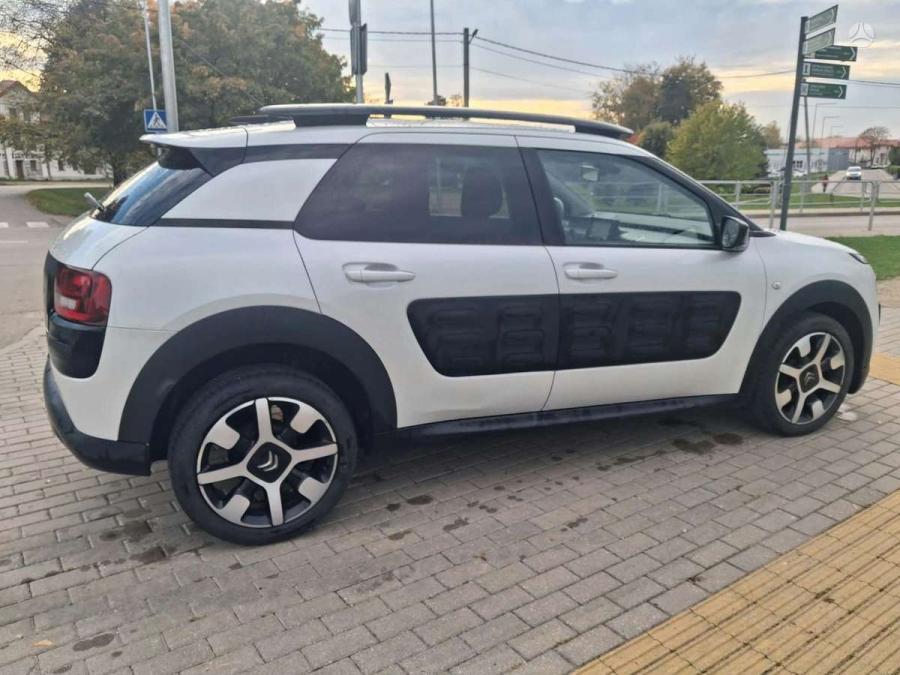 White Citroen C4 Cactus 2015 in Raseiniai, with an engine capacity of 1.56 L and mileage of 136 thousand km for 4300 €, photo 10 on AUTOMOTO.COM.LV