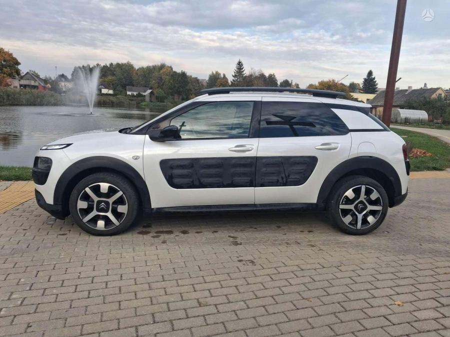 White Citroen C4 Cactus 2015 in Raseiniai, with an engine capacity of 1.56 L and mileage of 136 thousand km for 4300 €, photo 13 on AUTOMOTO.COM.LV