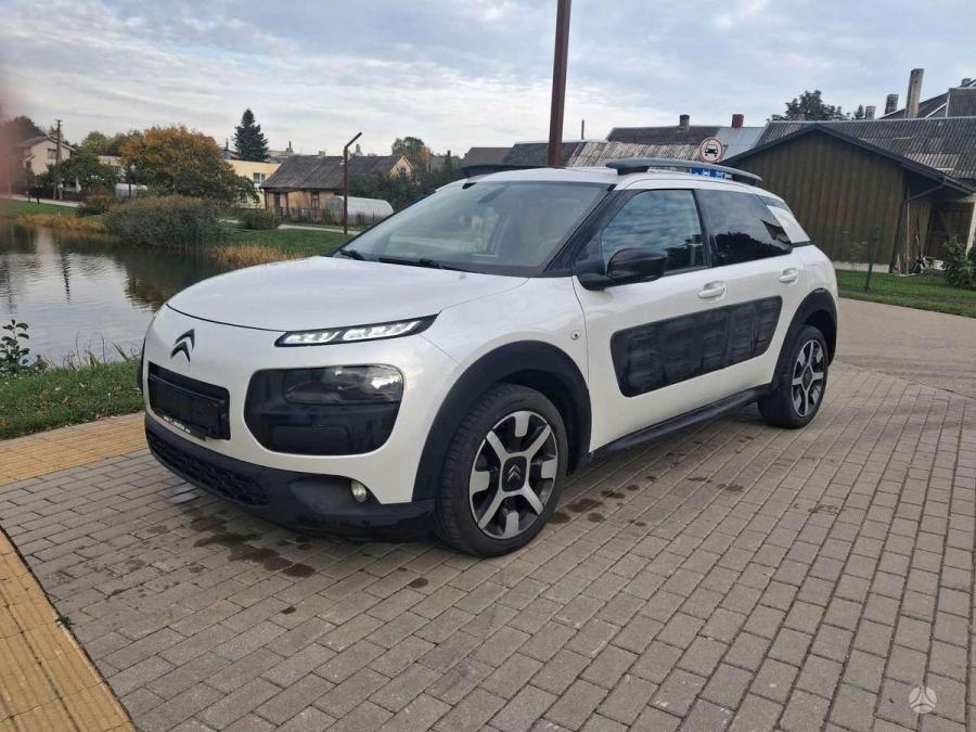 White Citroen C4 Cactus 2015 in Raseiniai, with an engine capacity of 1.56 L and mileage of 136 thousand km for 4300 €, photo 14 on AUTOMOTO.COM.LV