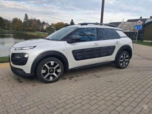 White Citroen C4 Cactus 2015 in Raseiniai, with an engine capacity of 1.56 L and mileage of 136 thousand km for 4300 €, photo 15 on AUTOMOTO.COM.LV