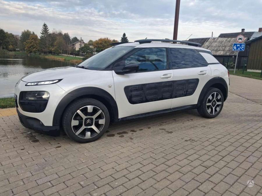 White Citroen C4 Cactus 2015 in Raseiniai, with an engine capacity of 1.56 L and mileage of 136 thousand km for 4300 €, photo 15 on AUTOMOTO.COM.LV