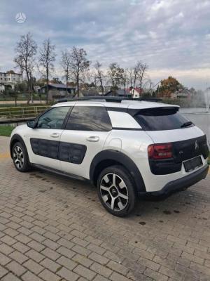 White Citroen C4 Cactus 2015 in Raseiniai, with an engine capacity of 1.56 L and mileage of 136 thousand km for 4300 €, photo 16 on AUTOMOTO.COM.LV