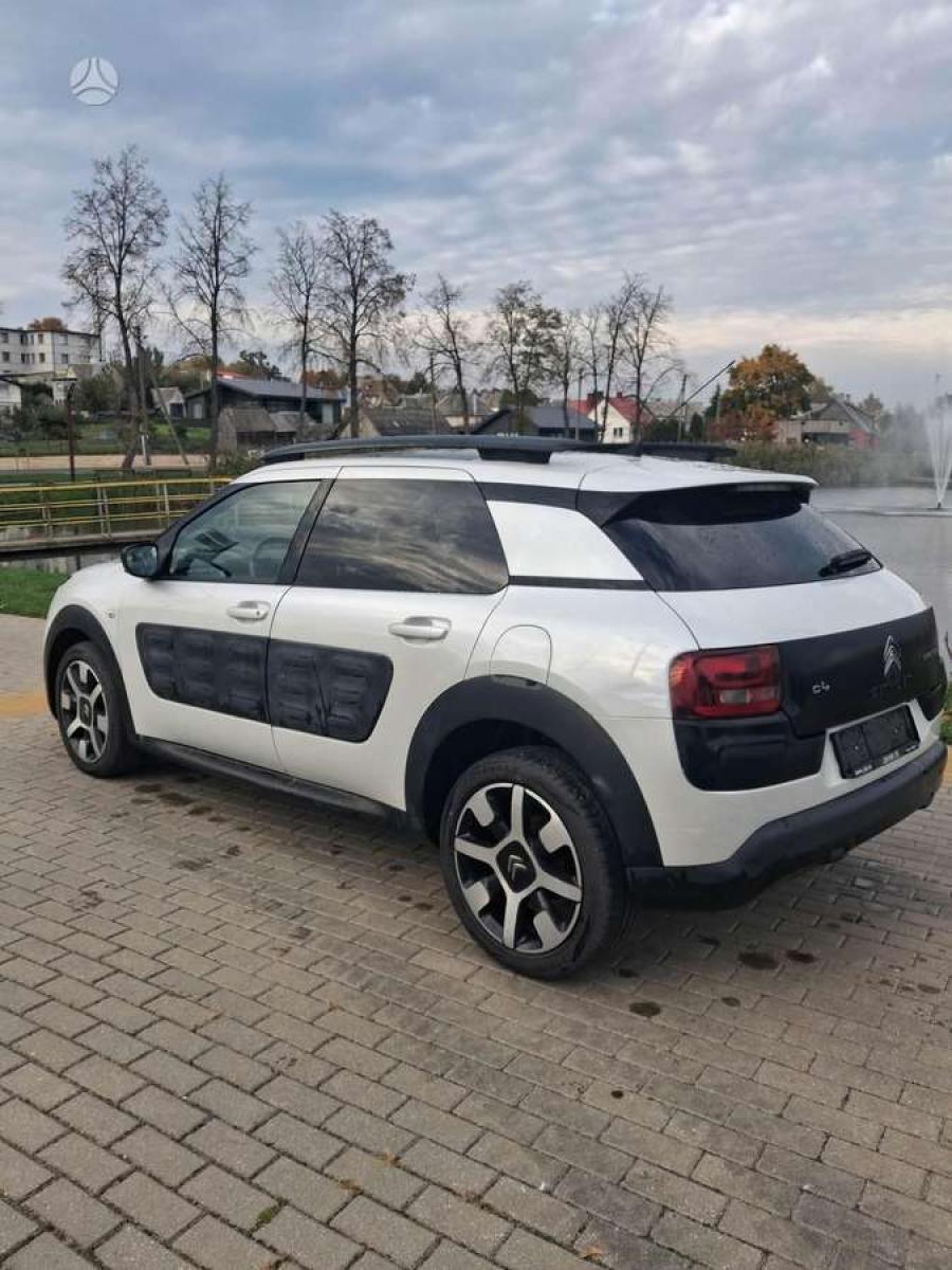 White Citroen C4 Cactus 2015 in Raseiniai, with an engine capacity of 1.56 L and mileage of 136 thousand km for 4300 €, photo 16 on AUTOMOTO.COM.LV