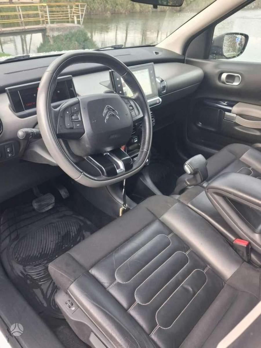 White Citroen C4 Cactus 2015 in Raseiniai, with an engine capacity of 1.56 L and mileage of 136 thousand km for 4300 €, photo 24 on AUTOMOTO.COM.LV