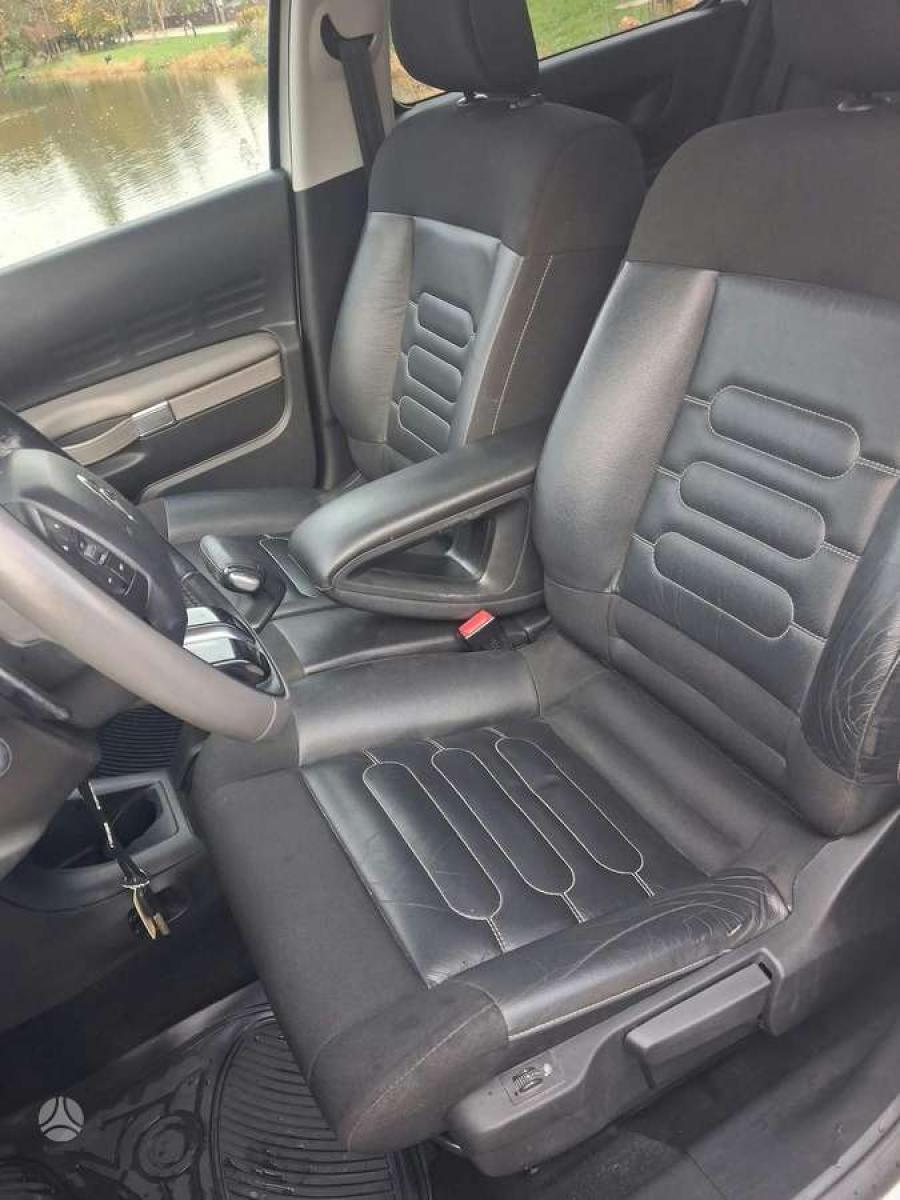 White Citroen C4 Cactus 2015 in Raseiniai, with an engine capacity of 1.56 L and mileage of 136 thousand km for 4300 €, photo 27 on AUTOMOTO.COM.LV