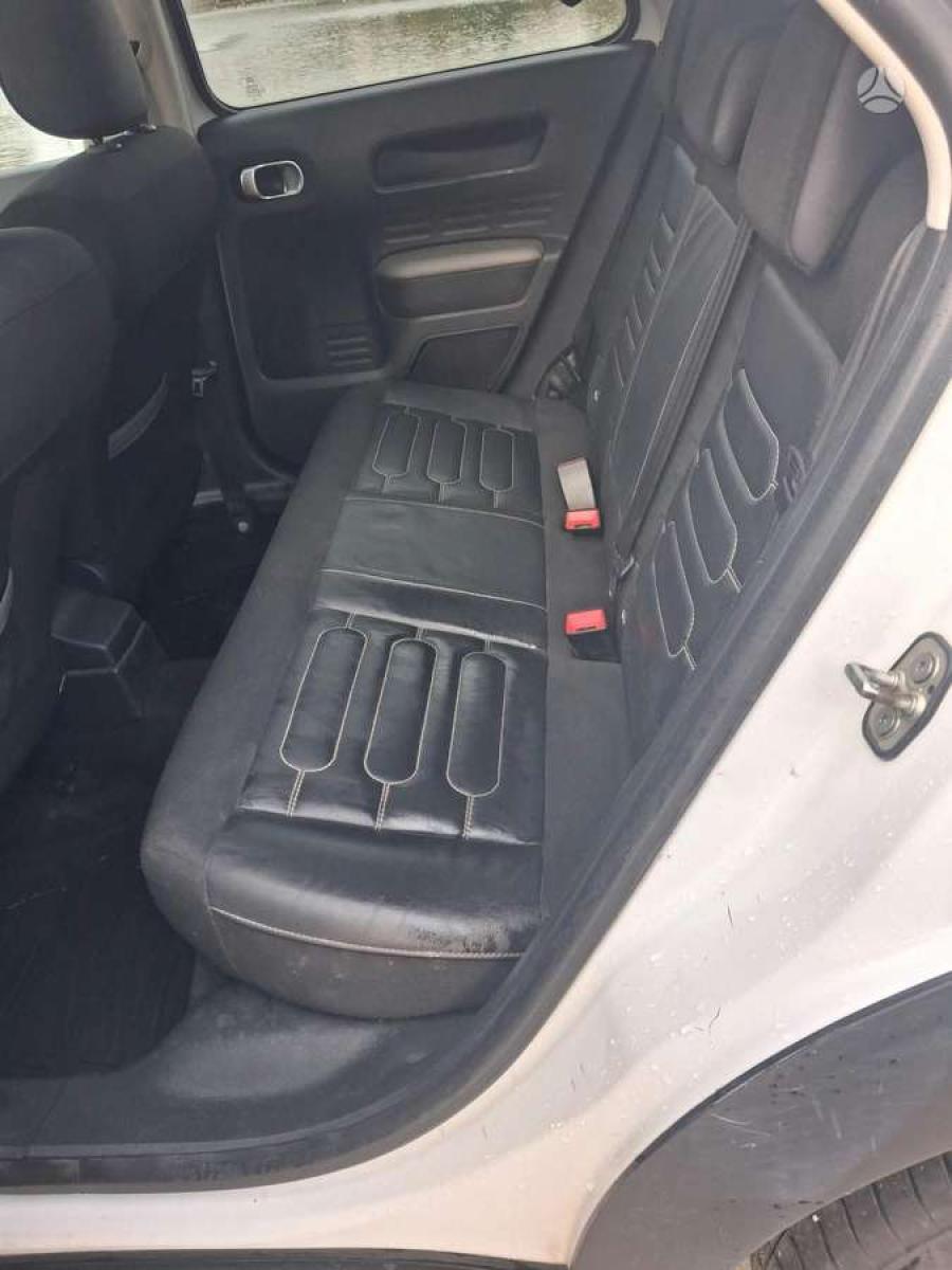 White Citroen C4 Cactus 2015 in Raseiniai, with an engine capacity of 1.56 L and mileage of 136 thousand km for 4300 €, photo 28 on AUTOMOTO.COM.LV