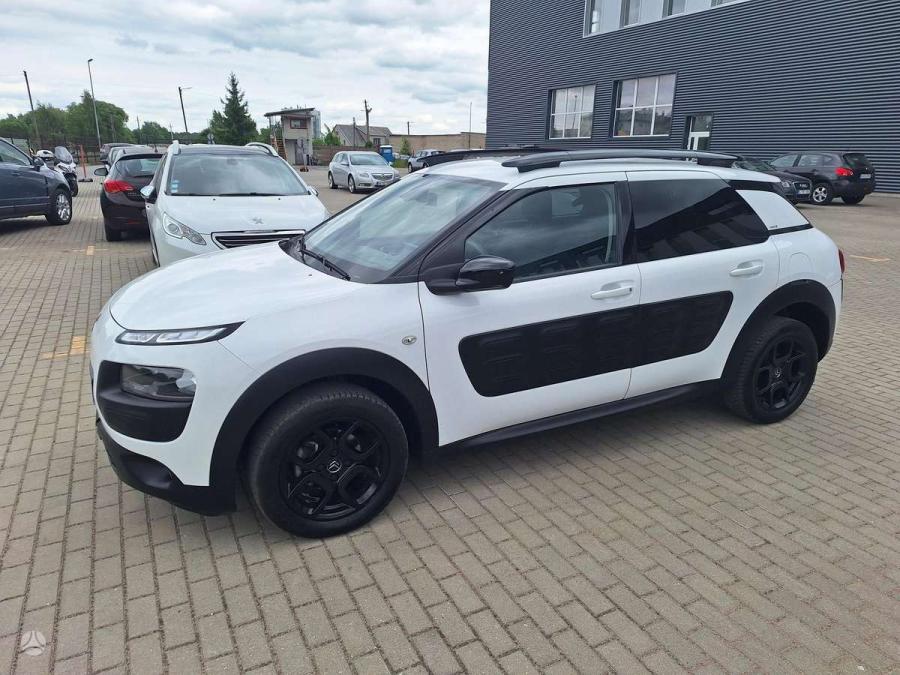 White Citroen C4 Cactus 2016 in Taurage, with an engine capacity of 1.20 L and mileage of 110 thousand km for 4200 €, photo 3 on AUTOMOTO.COM.LV