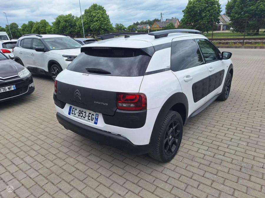 White Citroen C4 Cactus 2016 in Taurage, with an engine capacity of 1.20 L and mileage of 110 thousand km for 4200 €, photo 8 on AUTOMOTO.COM.LV