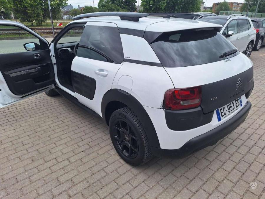 White Citroen C4 Cactus 2016 in Taurage, with an engine capacity of 1.20 L and mileage of 110 thousand km for 4200 €, photo 11 on AUTOMOTO.COM.LV