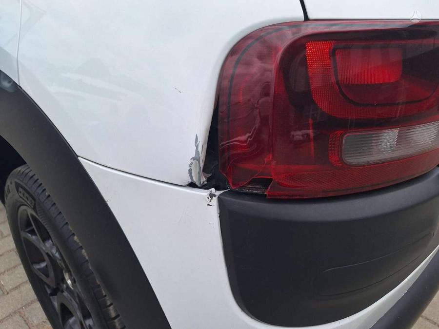 White Citroen C4 Cactus 2016 in Taurage, with an engine capacity of 1.20 L and mileage of 110 thousand km for 4200 €, photo 12 on AUTOMOTO.COM.LV