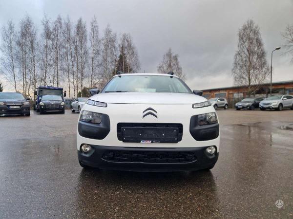 White Citroen C4 Cactus 2017 in Ukmerge, with an engine capacity of 1.56 L and mileage of 215 thousand km for 5150 €, photo 2 on AUTOMOTO.COM.LV