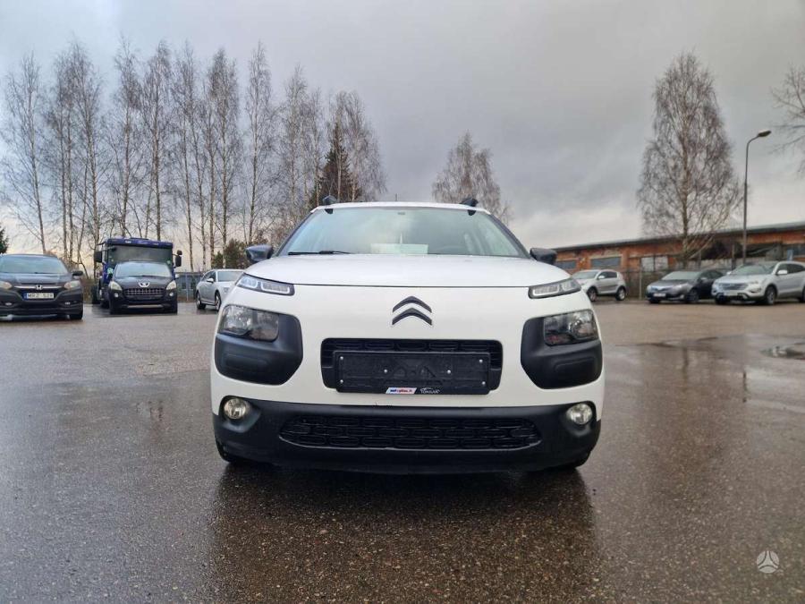 White Citroen C4 Cactus 2017 in Ukmerge, with an engine capacity of 1.56 L and mileage of 215 thousand km for 5150 €, photo 2 on AUTOMOTO.COM.LV