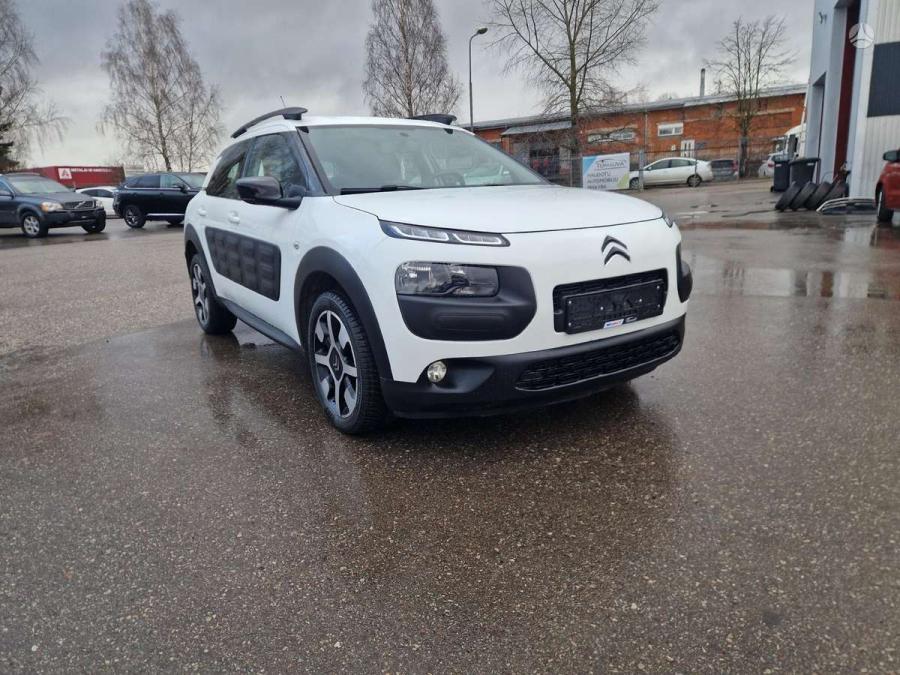 White Citroen C4 Cactus 2017 in Ukmerge, with an engine capacity of 1.56 L and mileage of 215 thousand km for 5150 €, photo 3 on AUTOMOTO.COM.LV