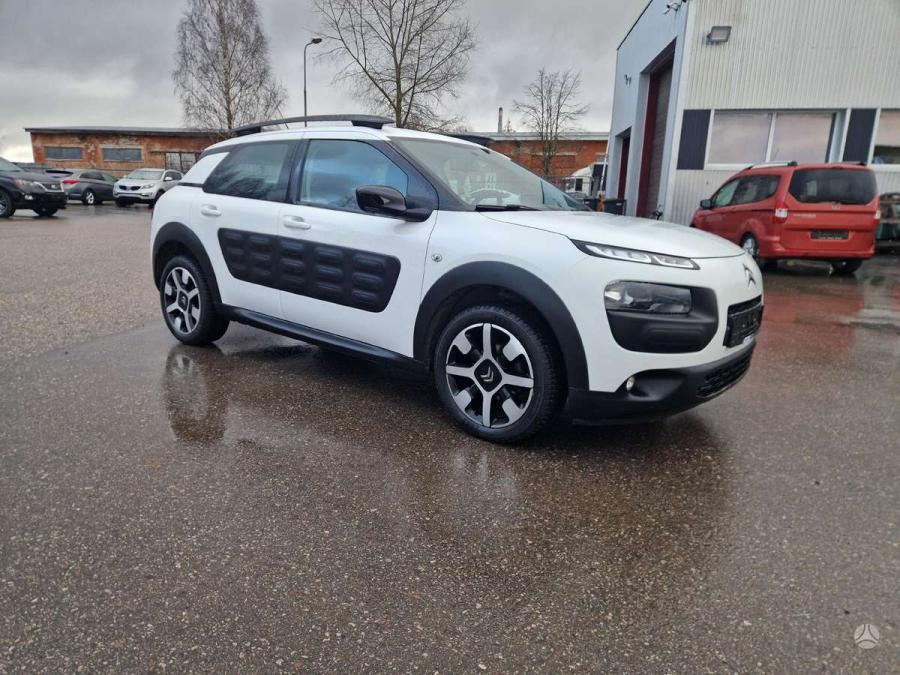 White Citroen C4 Cactus 2017 in Ukmerge, with an engine capacity of 1.56 L and mileage of 215 thousand km for 5150 €, photo 4 on AUTOMOTO.COM.LV