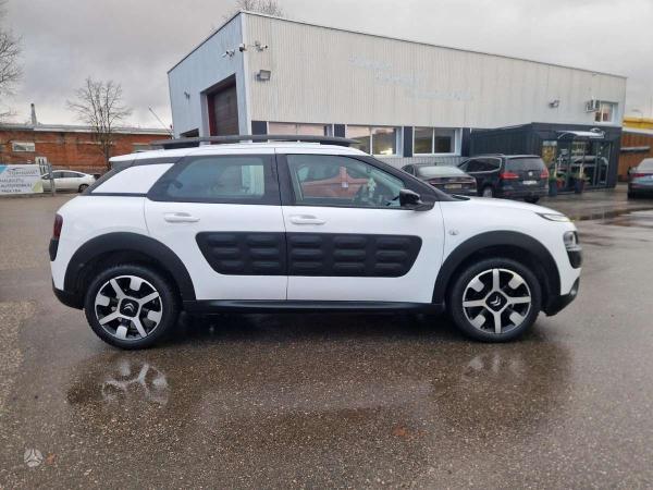 White Citroen C4 Cactus 2017 in Ukmerge, with an engine capacity of 1.56 L and mileage of 215 thousand km for 5150 €, photo 5 on AUTOMOTO.COM.LV