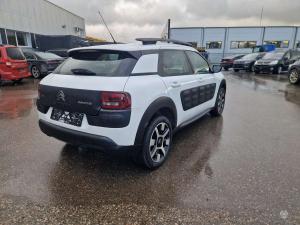 White Citroen C4 Cactus 2017 in Ukmerge, with an engine capacity of 1.56 L and mileage of 215 thousand km for 5150 €, photo 8 on AUTOMOTO.COM.LV