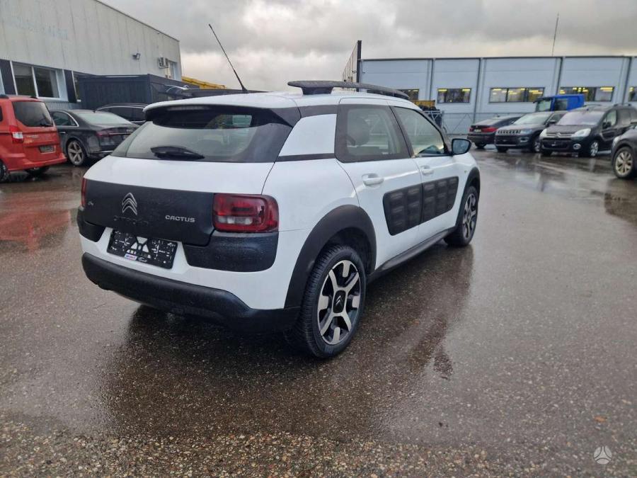 White Citroen C4 Cactus 2017 in Ukmerge, with an engine capacity of 1.56 L and mileage of 215 thousand km for 5150 €, photo 8 on AUTOMOTO.COM.LV