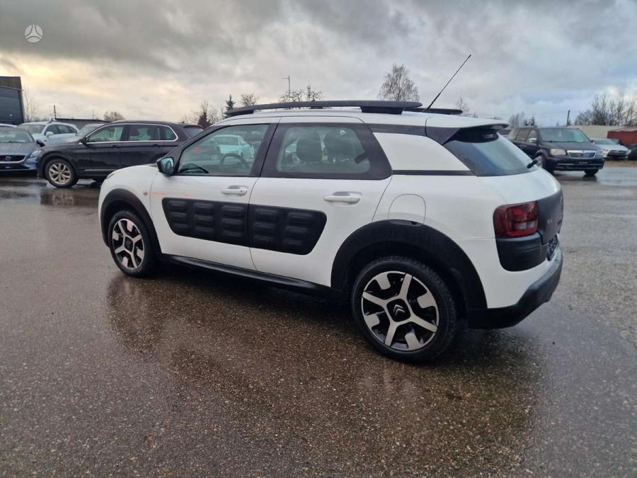 White Citroen C4 Cactus 2017 in Ukmerge, with an engine capacity of 1.56 L and mileage of 215 thousand km for 5150 €, photo 11 on AUTOMOTO.COM.LV
