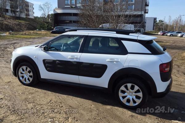 White Citroen C4 Cactus 2017 in Tallinn, with an engine capacity of 1.60 L and mileage of 138 thousand km for 6990 €, photo 4 on AUTOMOTO.COM.LV