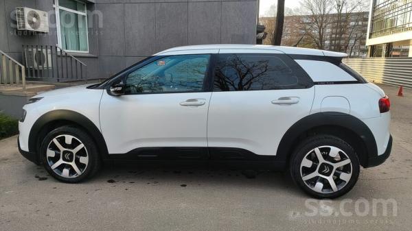 White Citroen C4 Cactus 2019 in Riga, with an engine capacity of 1.20 L and mileage of 74 thousand km for 9450 €, photo 2 on AUTOMOTO.COM.LV