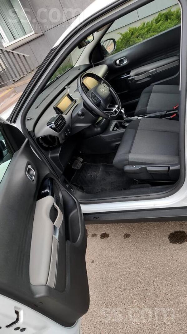 White Citroen C4 Cactus 2019 in Riga, with an engine capacity of 1.20 L and mileage of 74 thousand km for 9450 €, photo 8 on AUTOMOTO.COM.LV