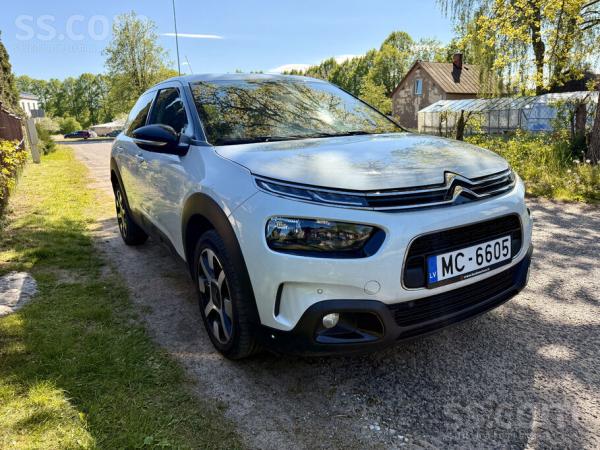 Balts Citroen C4 Cactus 2019 Valmiera, ar dzinēja tilpumu 1.20 L un nobraukumu 73 tūkst. km par 8000 €, foto 1 vietnē AUTOMOTO.COM.LV